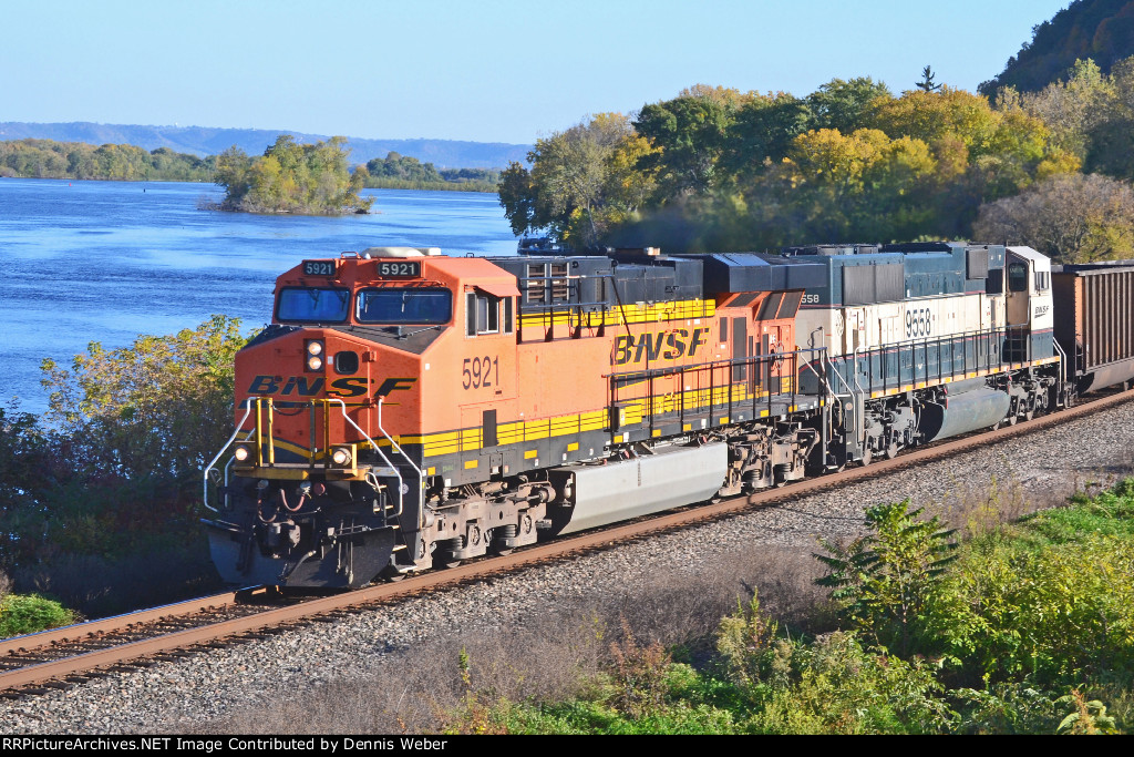 BNSF 5921.